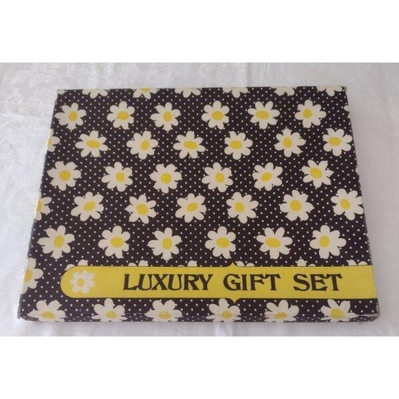 Dining | Nib Vintage 5s Tablecloth Napkin Gift Box Set Gold Daisy ...